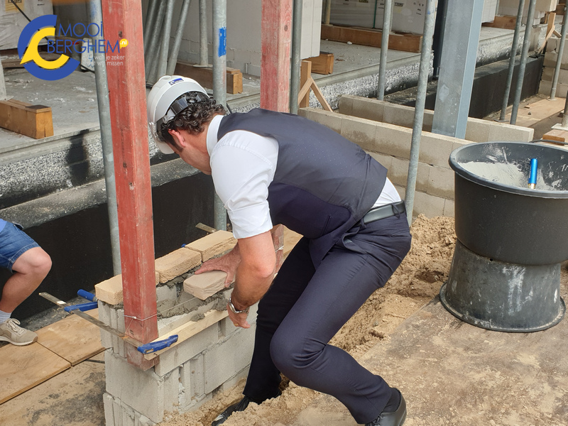 Mooiberghem.nl - Wethouder van den Bergh legt eerste steen nieuwe ...