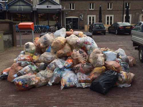 Mooiberghem.nl - Berg plastic afvalzakken bij de kerk in Berghem